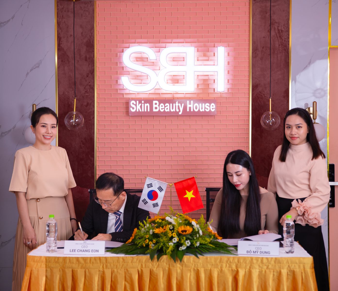 Lễ ký kết hợp tác Sài Gòn Beauty House và mỹ phẩm Sen Kim Dung
